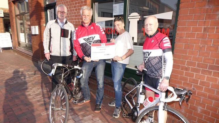 Barmstedter Radsportler spenden 1000 Euro für Ukraine-Flüchtlinge