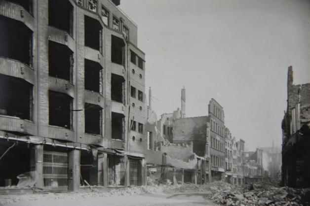 Fotos von heute und der Bombardierung vor 80 Jahren im Vergleich