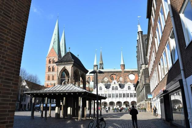 Fotos von heute und der Bombardierung vor 80 Jahren im Vergleich