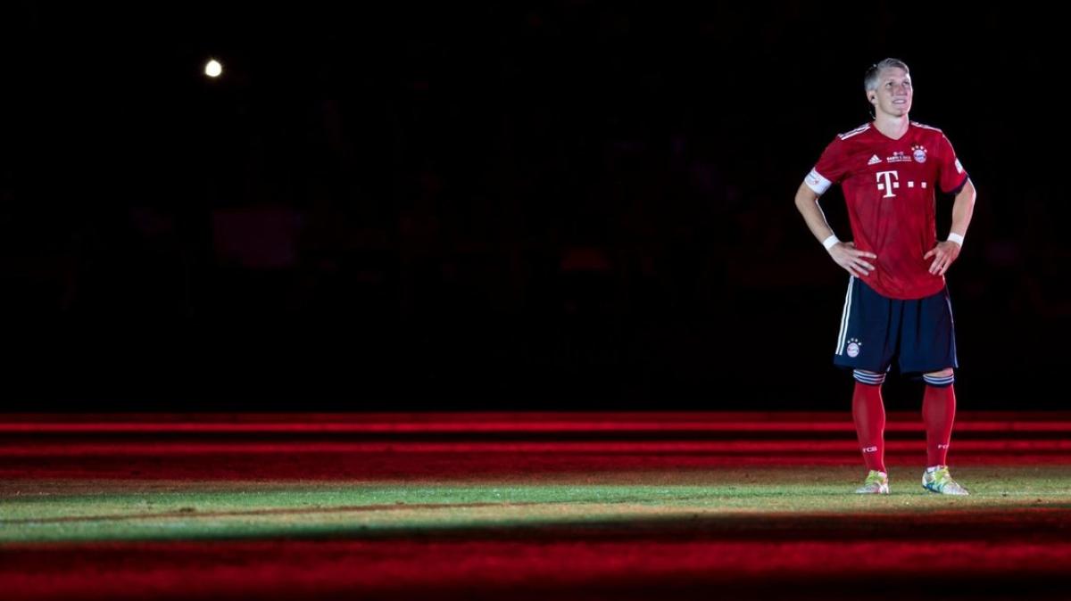 Servus "Fußball-Gott": Schweinsteiger geht mit tollem Volley-Tor | NOZ