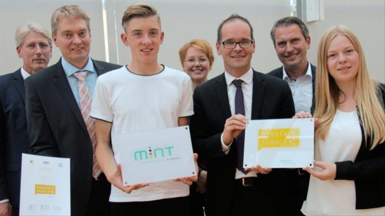 Kultusminister Tonne ehrt die Ratsschule