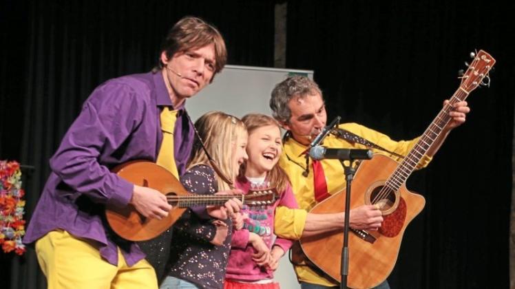 Spaßig: Widukids-Chor mit Duo Ratzfatz in der