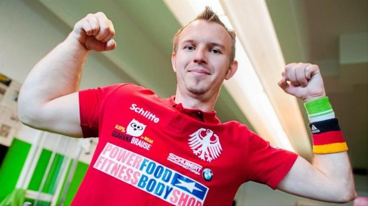 „Hellboy“ Schlitte kommt zum Armwrestling-Show-Kampf in