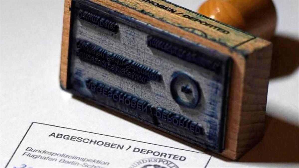 Bericht: Deutsche Behörden weisen immer mehr Ausländer