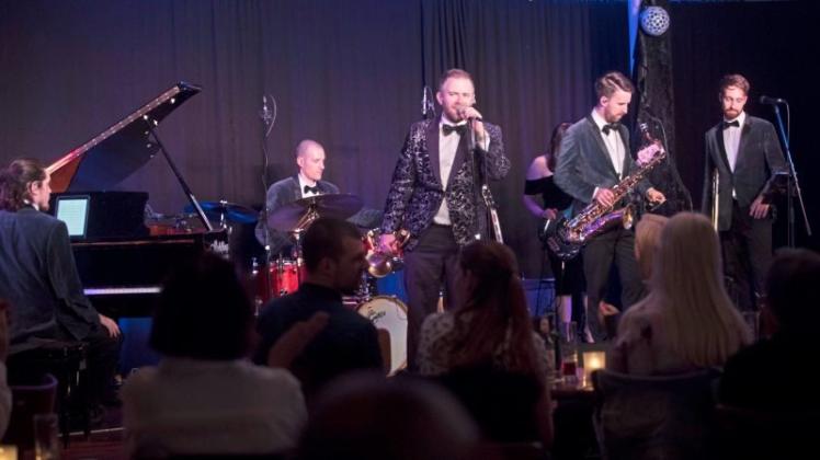 Adam Hall & The Velvet Playboys im Blue