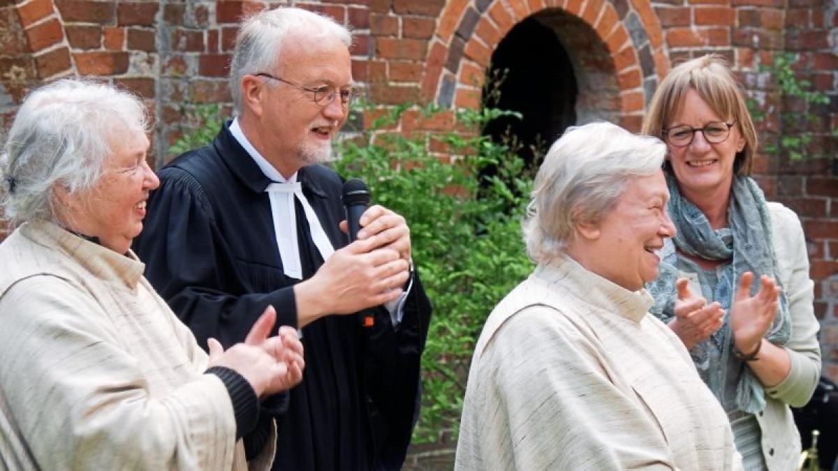 Kapitularin Annegret John als Lektorin in Börstel