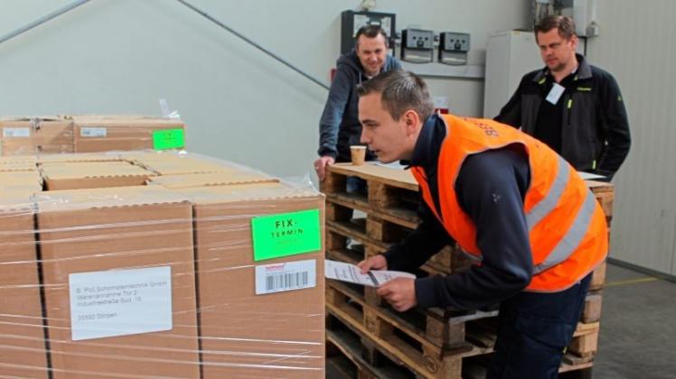 58 Lagerlogistiker legen praktische Prüfung