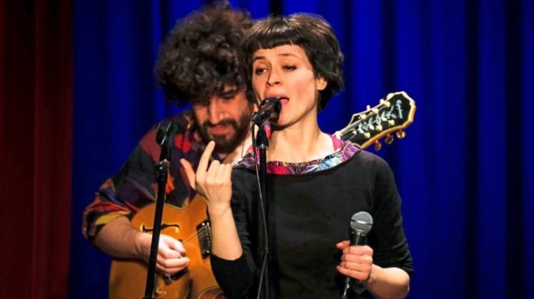 Natalia Mateo und Band mit Songkunst im