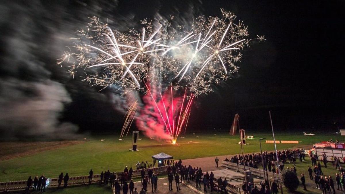 Spektakuläre Pyro-Show am Flughafen in