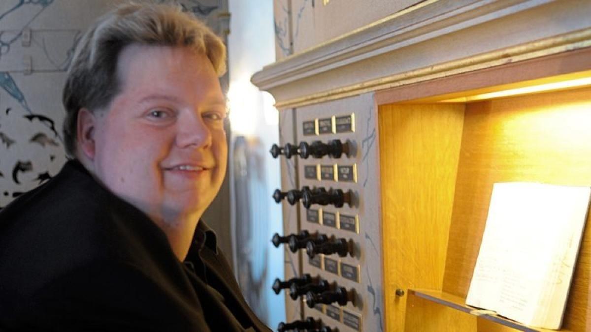 Daniel Skibbe spielt an der Vater-Orgel in