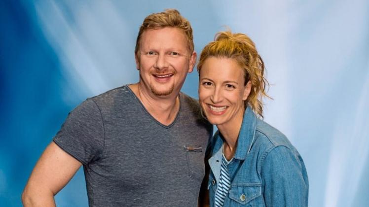 Moderatoren für NDR-2-Festival in Papenburg stehen