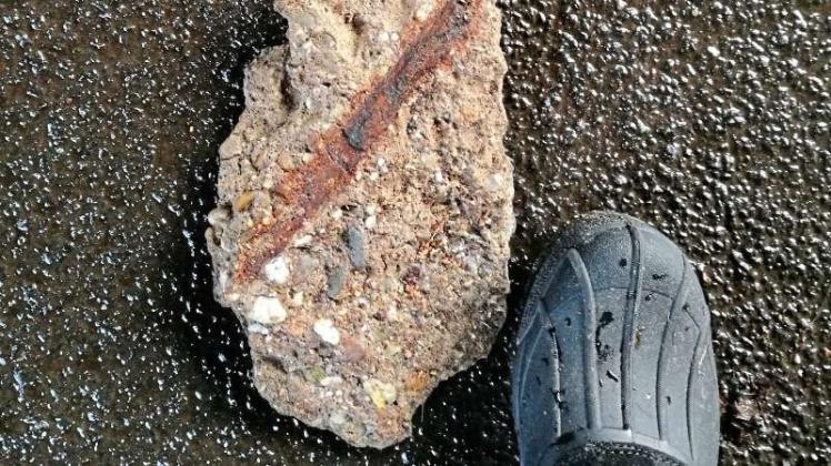 Betonstück bricht aus B-70-Brücke in