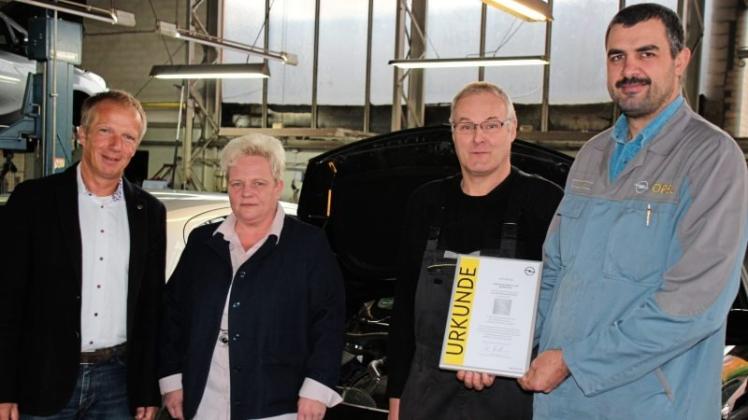 Urkunde für Quakenbrücker Autohaus Opel