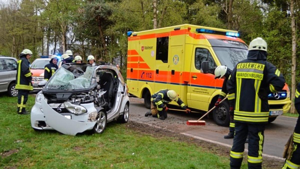 Autofahrerin bei Unfall mit Treckergespann | DKO