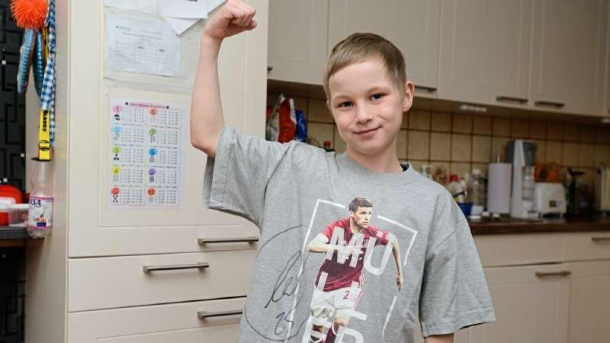 FC Bayern schickt Fan-Päckchen für Elias aus