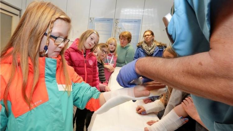Kinder blicken hinter die Kulissen des Klinikums