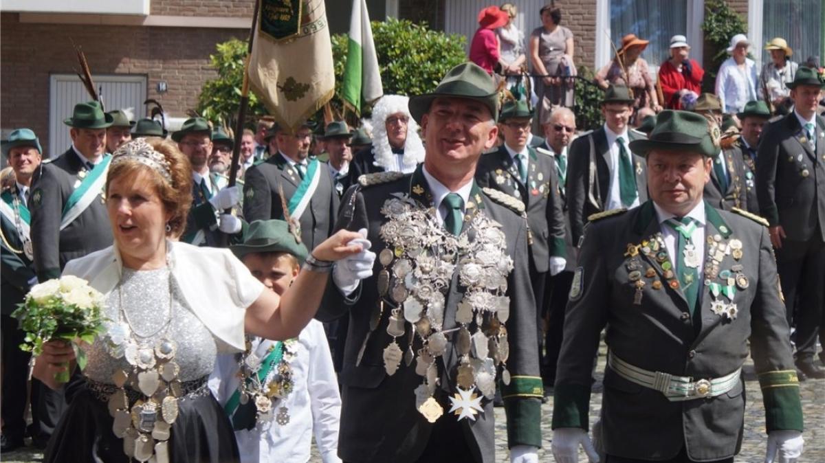 Zuschauer bestaunen den großen Festumzug in