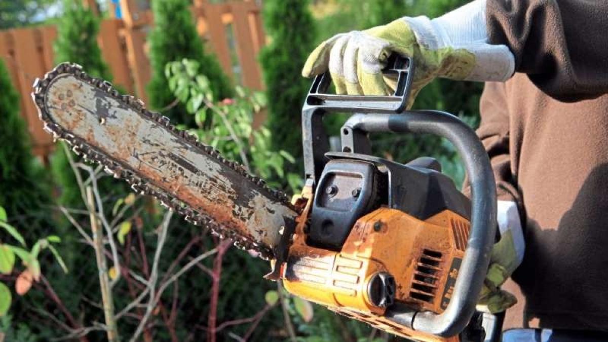 Übler Scherz mit Kettensäge – 18-Jähriger wird schwer