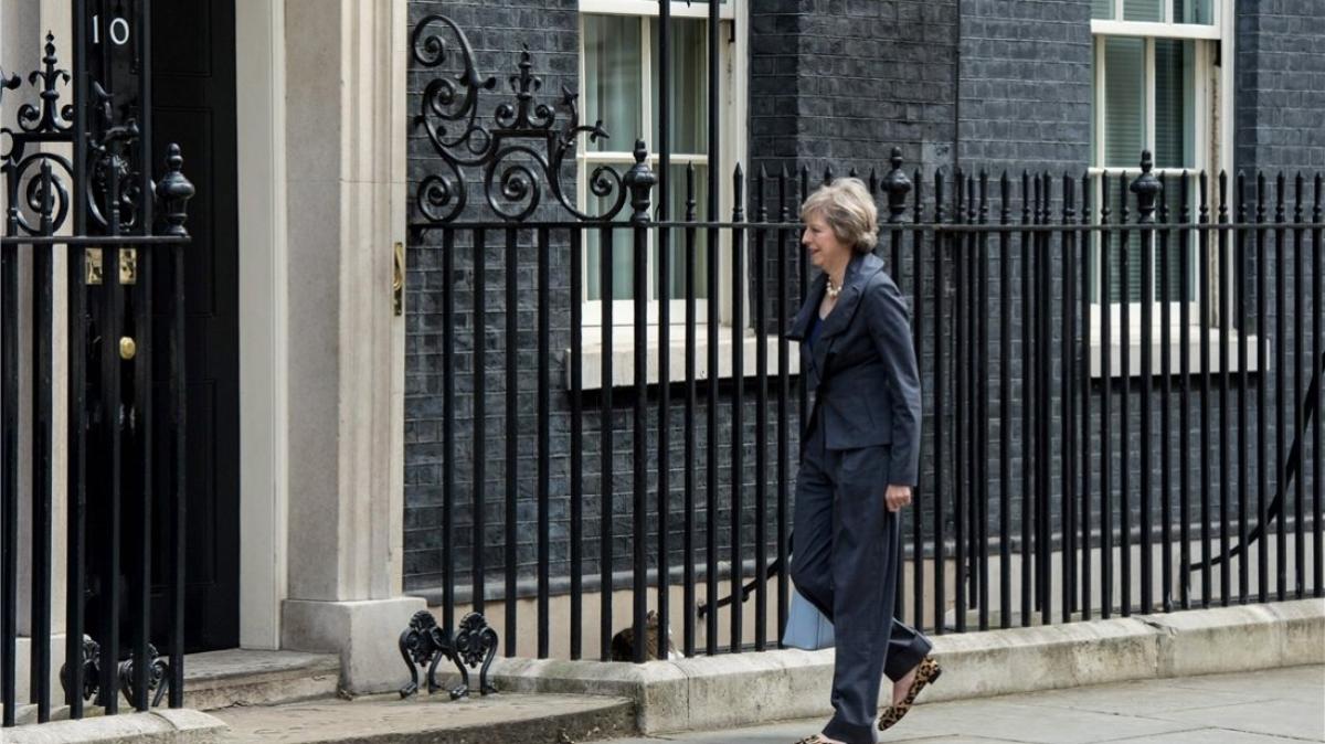 Fliegender Wechsel in London: Erste Umzugswagen von Theresa