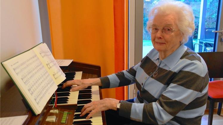Gertrud Grundey spielt Orgel im Seniorenzentrum