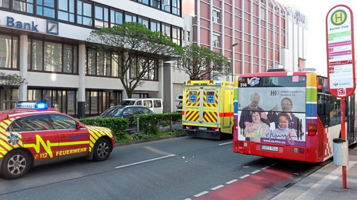 Rollerfahrer in Osnabrück mit Bus