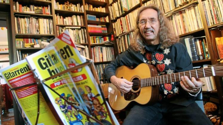 Peter Bursch kommt mit Bröselmaschine zur