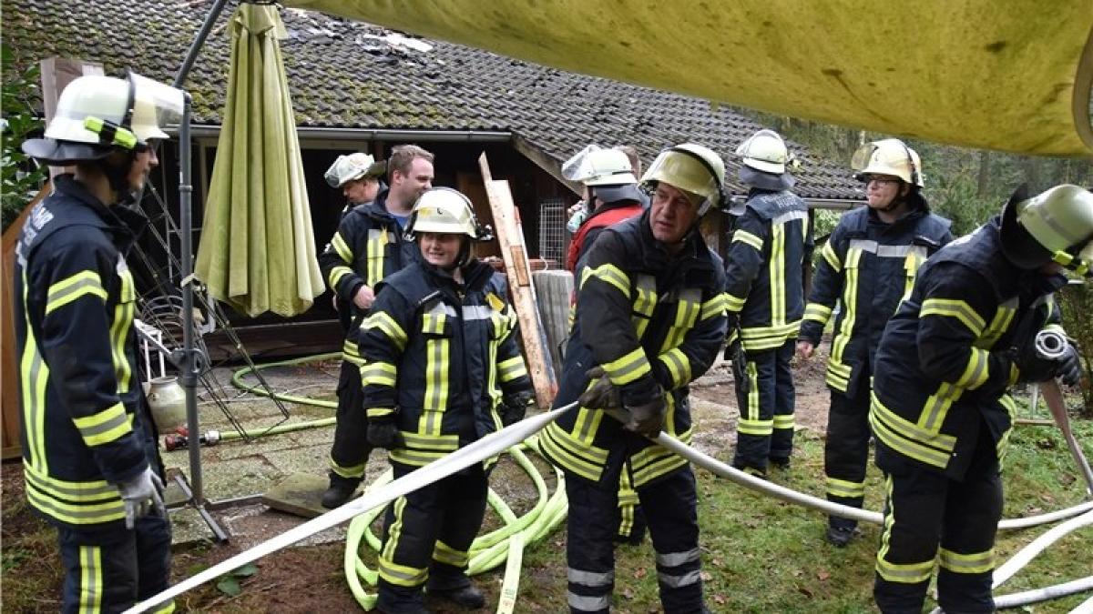 Holzhaus brennt in Huder Waldgebiet