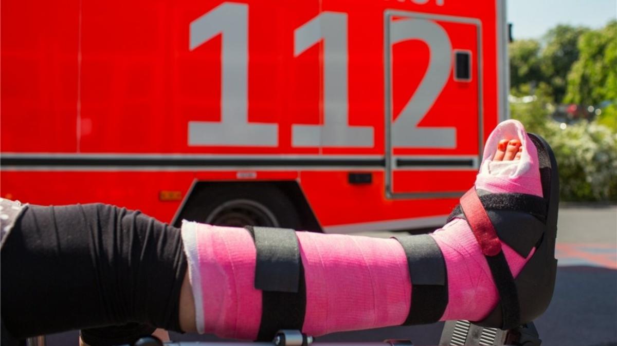 Mann in Stuhr zwischen Lkw und Laderampe