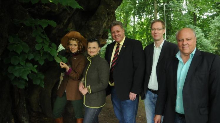 Baumkönigin besucht Heeder Linde