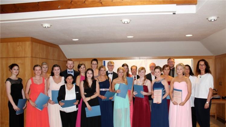 Auszubildende des Marien-Hospitals Papenburg erhalten