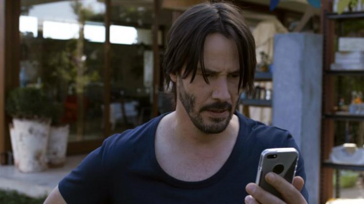 „Knock Knock“: Keanu Reeves allein zu