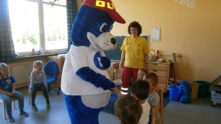 DLRG-Robbe Nobbi im Kindergarten