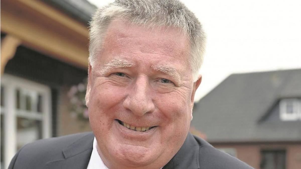 Olaf Stark zeigt Hartmut Heinen