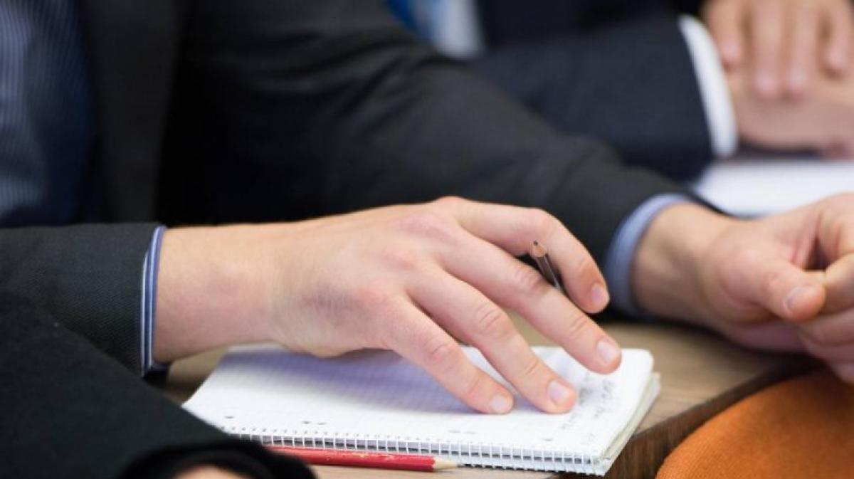 Kreative Date-Einladung: Student zeichnet