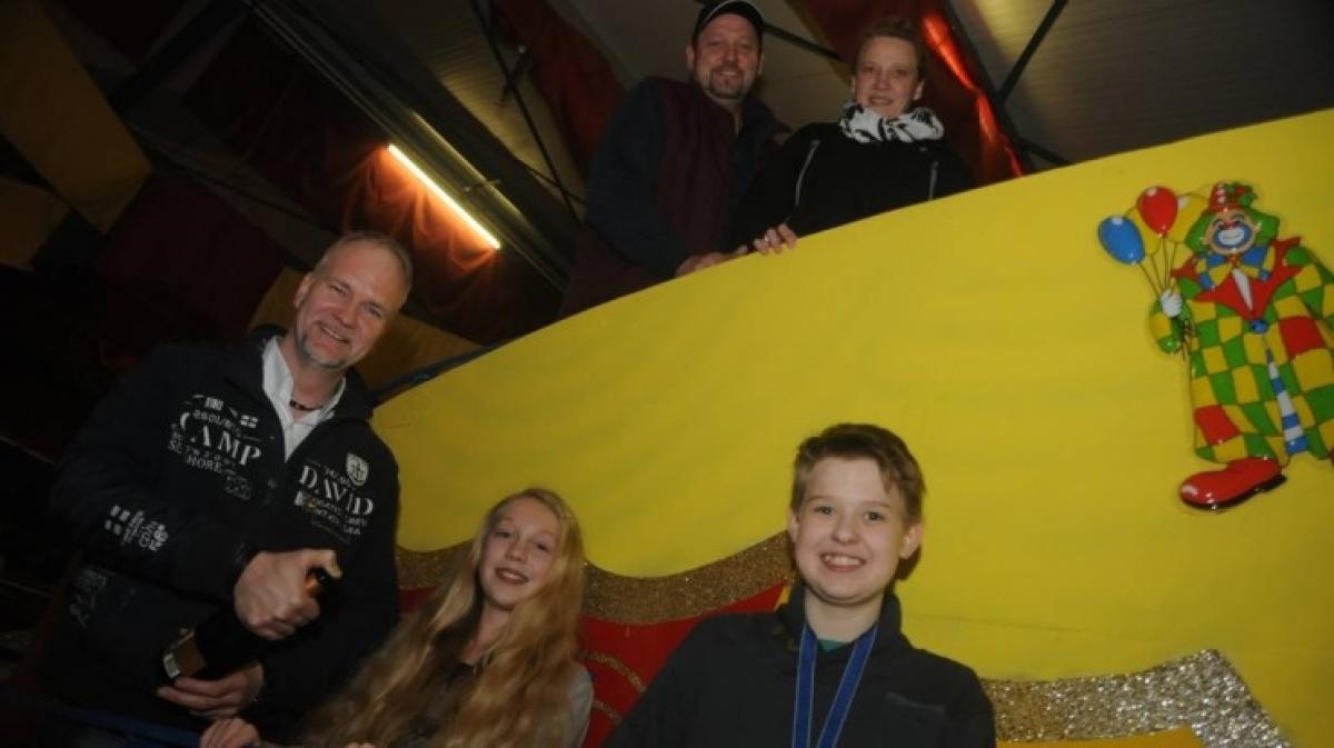 2400 Leute im Papenburger Narrenumzug