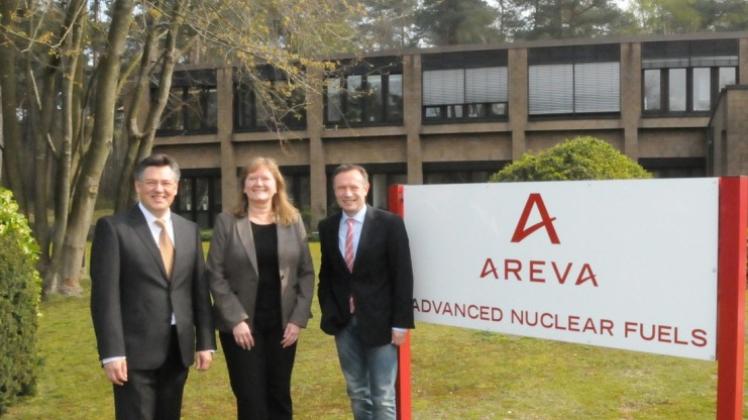 Geschäftsleitung und Arbeitnehmer an einem