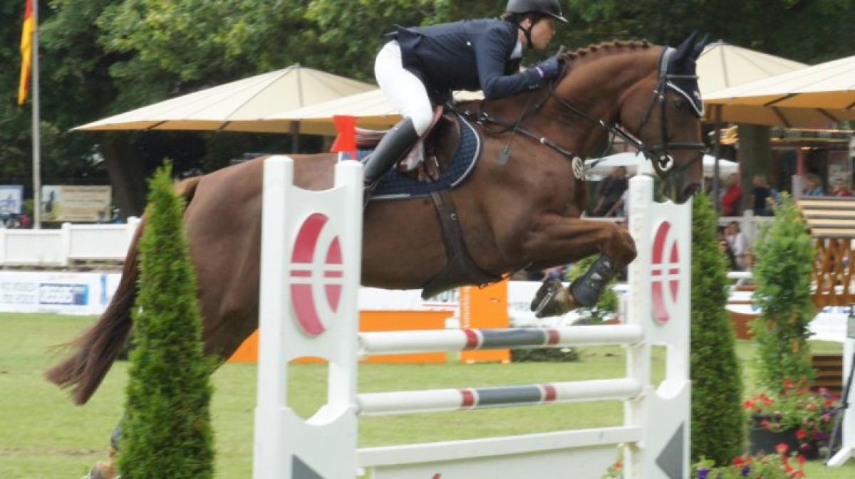 Svenja Hempel feiert mit Lanzelot Sieg in