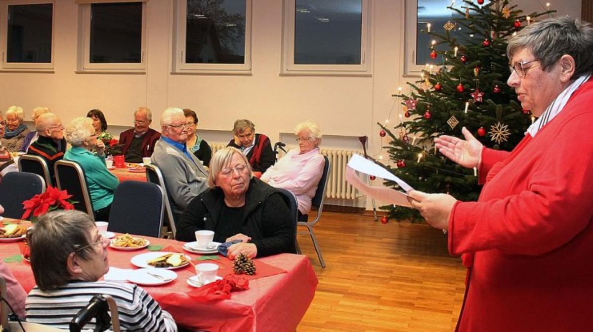 Volle Tische bei Adventsfeier in