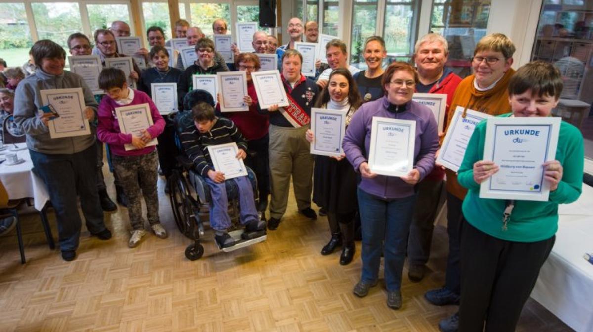 Beschäftigte der Delme-Werkstätten feiern