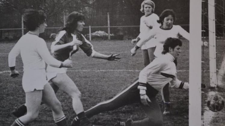 Vor 40 Jahren: Jahn-Fußballerinnen kicken bei der | DKO