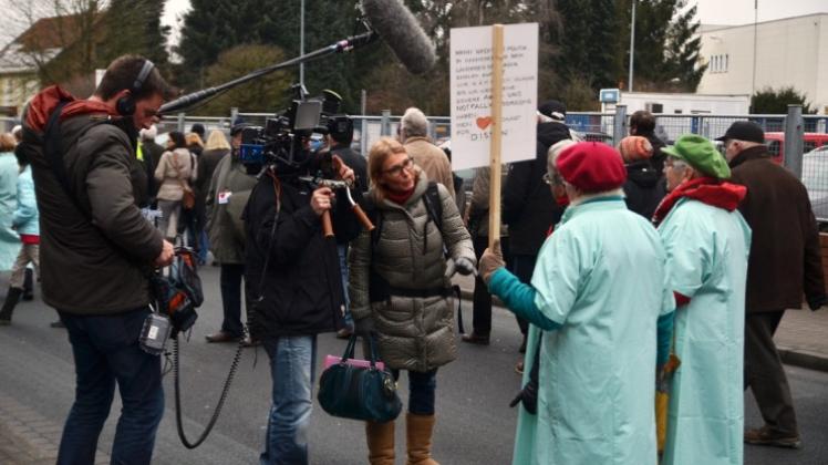 1000 Menschen bei der 20. Mahnwache in Dissen – ZDF