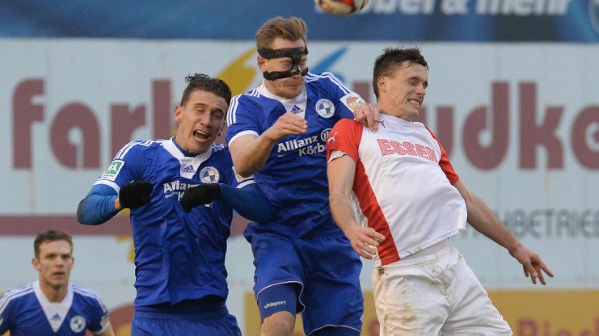 Sportfreunde-Mittelfeldspieler Tim Wendel zieht