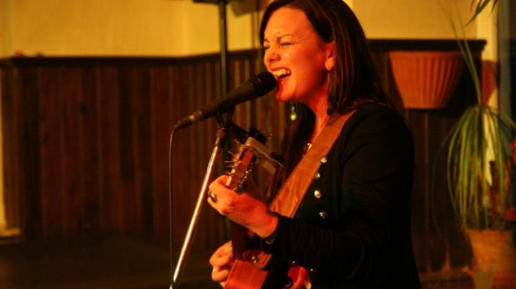 Prita Grealy singt 100 Zuhörer in Bad Iburg