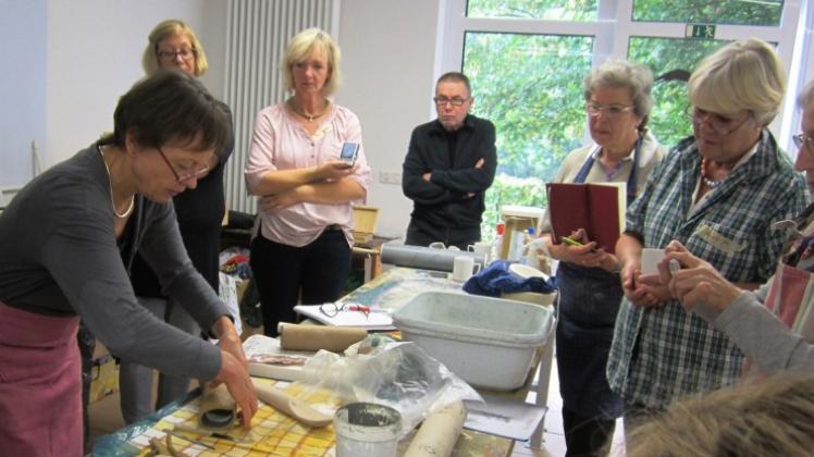Künstlerin Renée Reichenbach leitet Keramik-Workshop an der
