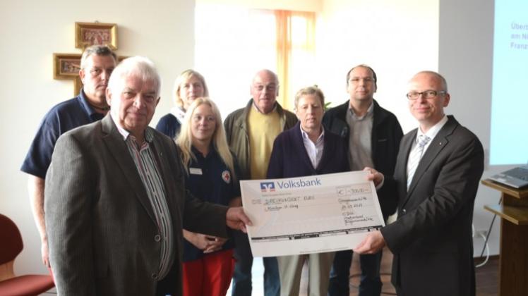 CDU-Stadtverband übergibt 300 Euro aus