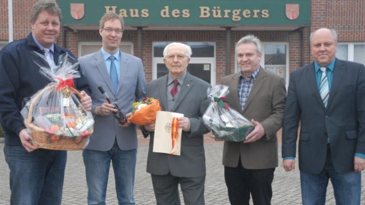 Heeder beobachtet Blüten und