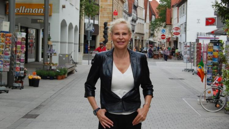 Society-Lady verkauft Häuser in