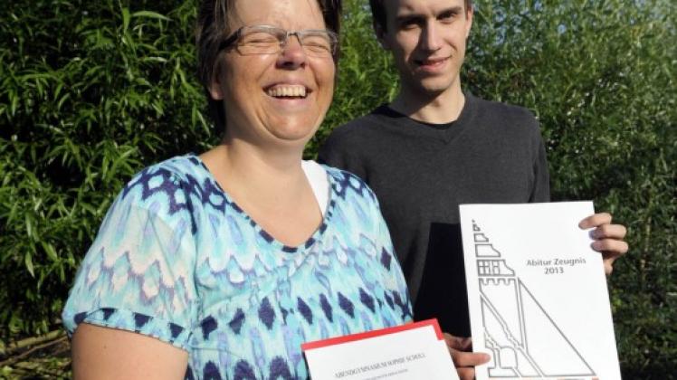 Mutter und Sohn im Gleichschritt zum