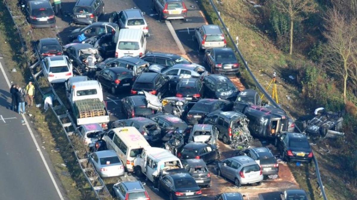 Autobahn nach Massenunfall wieder | NOZ