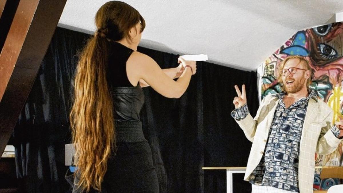 Premiere von „Present is a ... ticking Present“ im